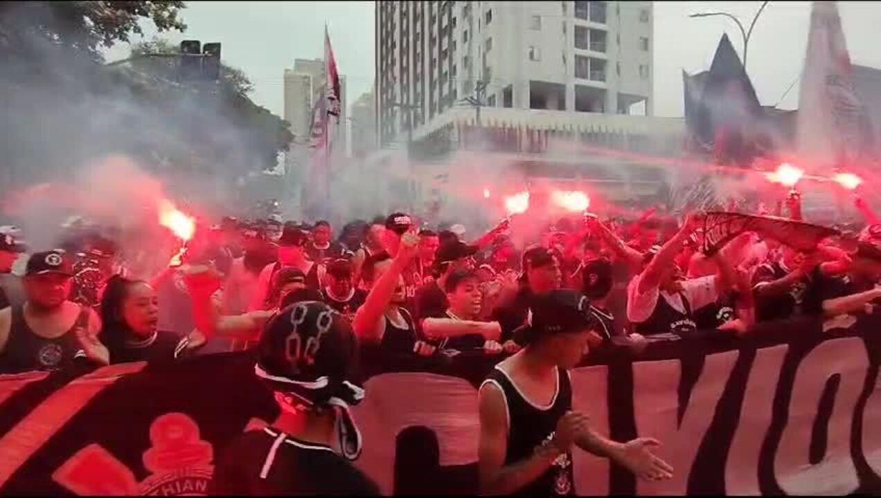 Vídeo: Torcida do Corinthians protesta no Parque Sâo Jorge ... Vídeo: Torcida do Corinthians protesta no Parque Sâo Jorge ...